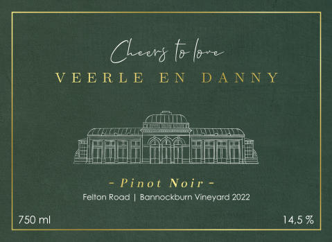 Klassiek wijnetiket met ginkgo en goudfolie