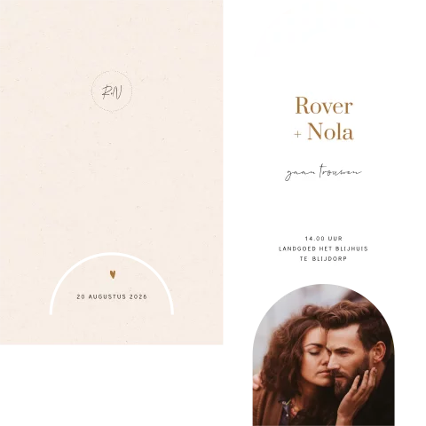 Eenvoudige trouwkaart met insteek, initialen en foto