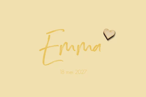 Geel geboortekaartje met hartje van hout