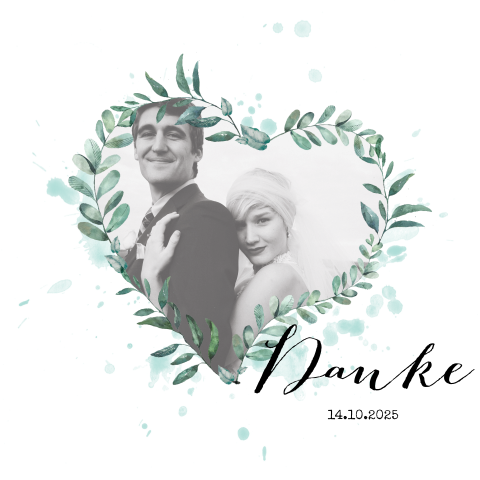Traumhafte Hochzeitsdanksagung mit herzförmigen Foto und Ranken